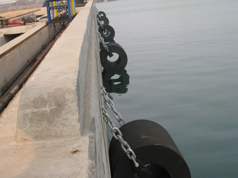 Various Installation Rubber Cylindrical Boat Fenders High Energy Absorption
